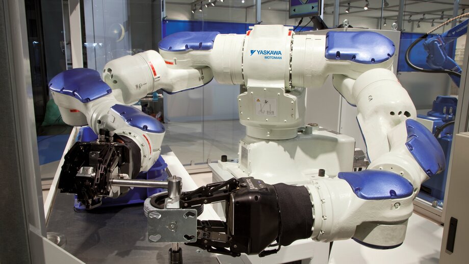 Automation using the Yaskawa MOTOMAN dual-arm robot