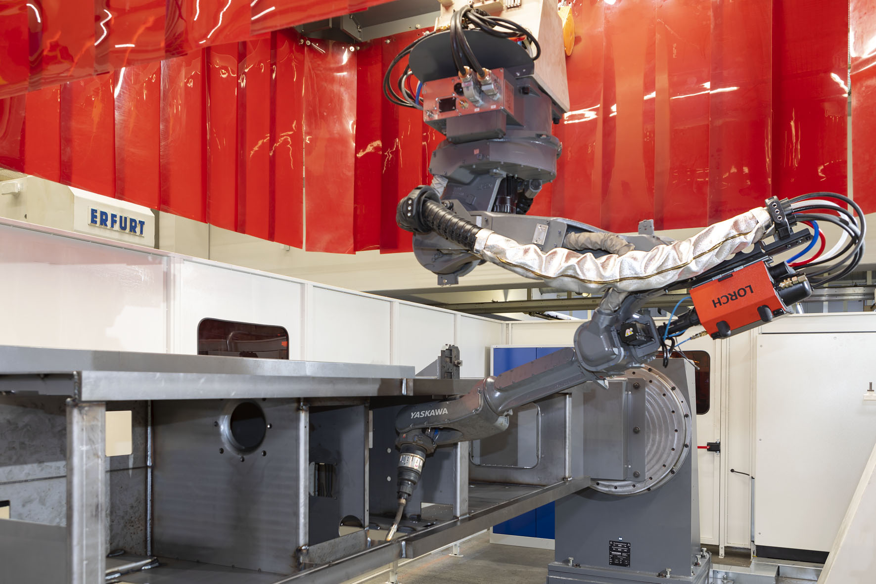 Innovative robot welding cell ensures maximum flexibility Innovative robot welding cell ensures maximum flexibility